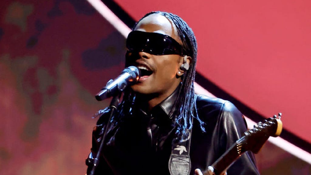 Steve Lacy Rocks the 2023 GRAMMYs Alongside Thundercat | Entertainment Tonight